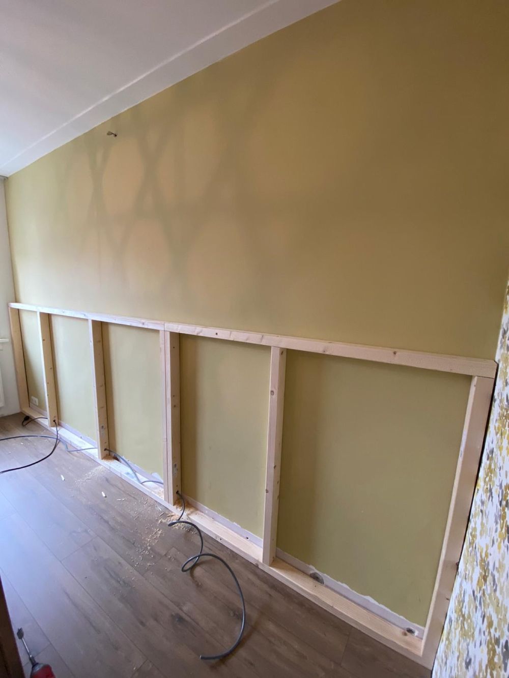 Zo bouw je zelf een verdiepte lambrisering in de slaapkamer