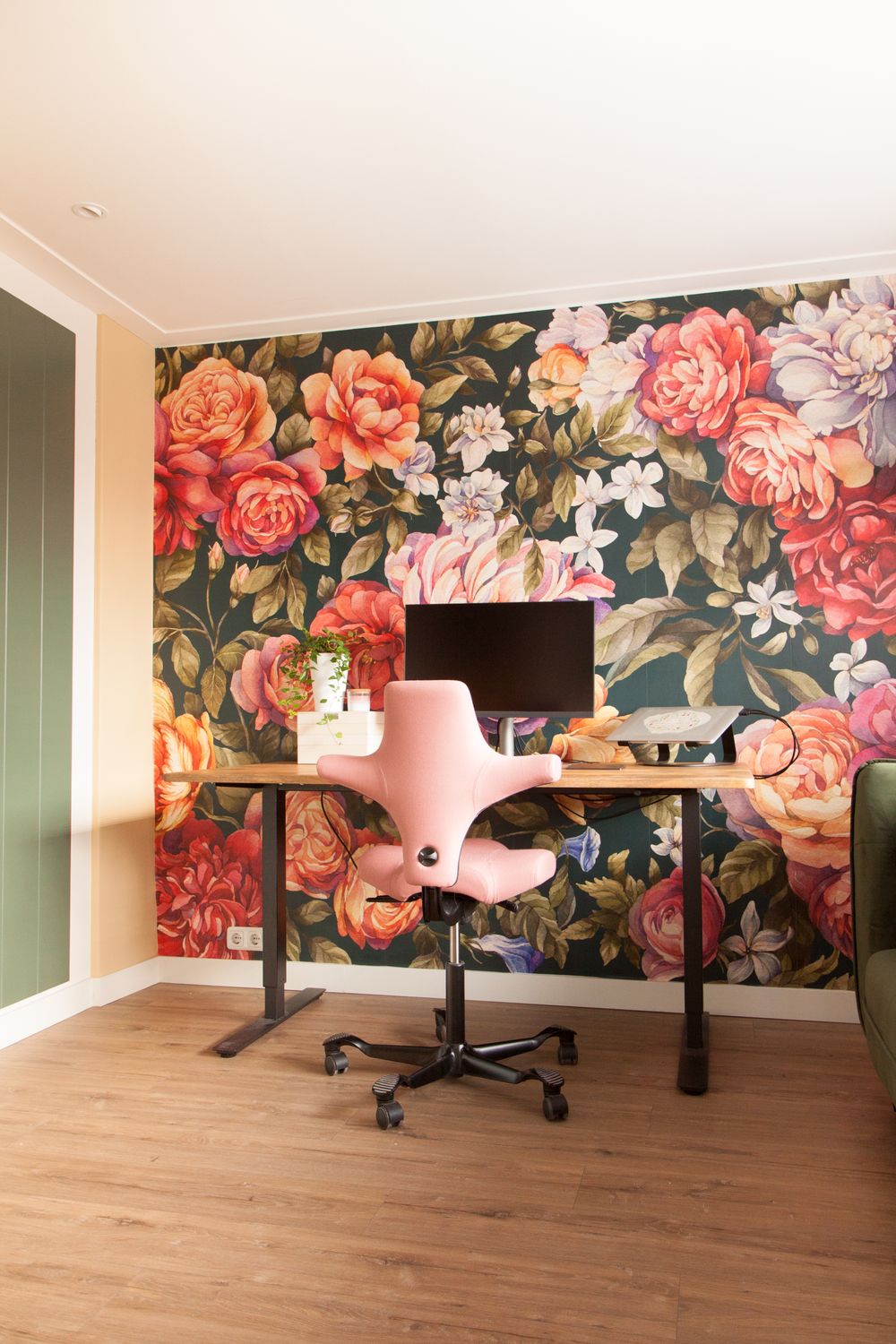 Kantoor in huis inrichten met fotobehang en warme kleuren