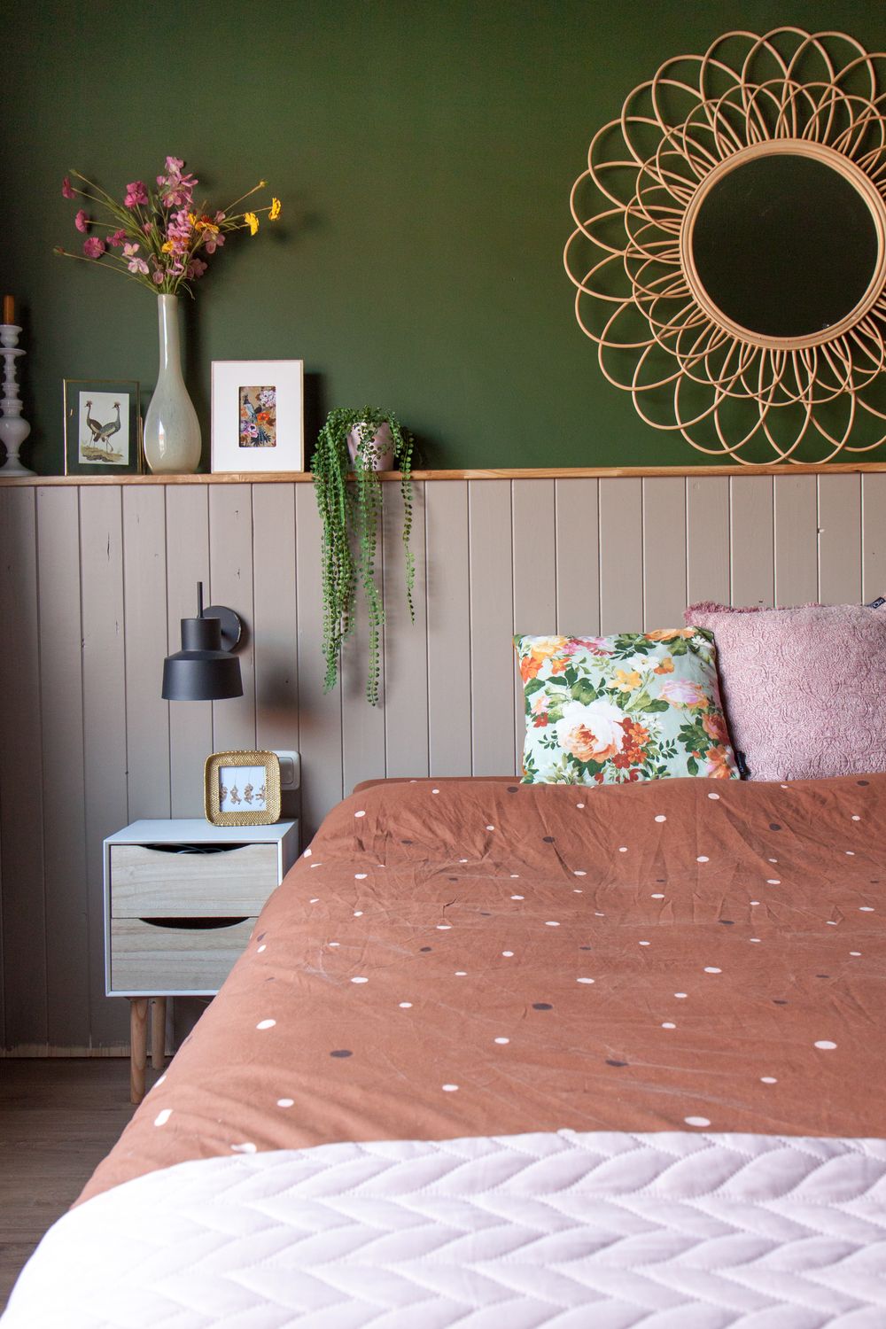 Zo bouw je zelf een verdiepte lambrisering in de slaapkamer