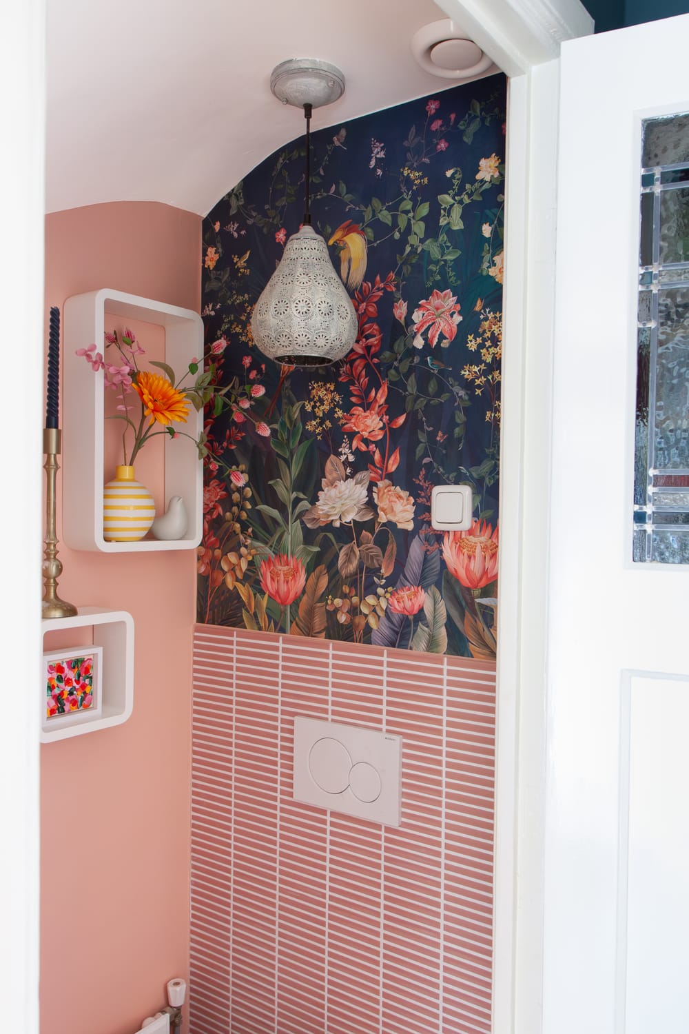 Kleine wc ruimte inrichten met Tegels, Verf en Behang